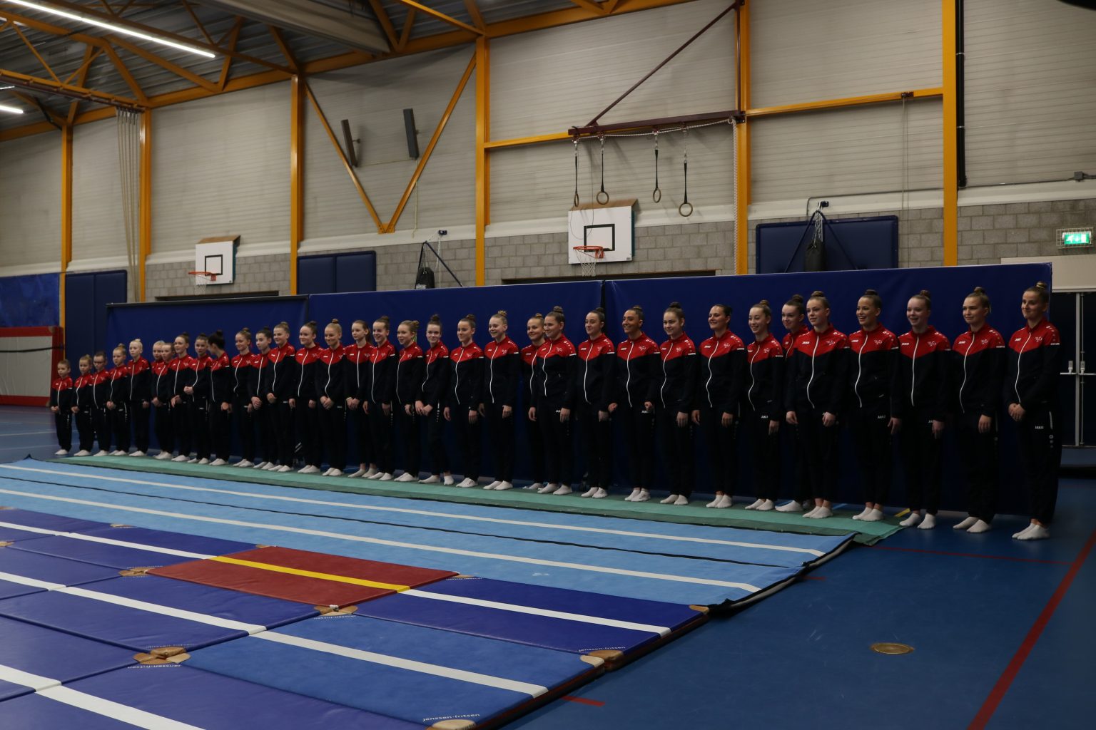 Teampresentatie wedstrijdgroep acrogym 2024 – Uno Animo